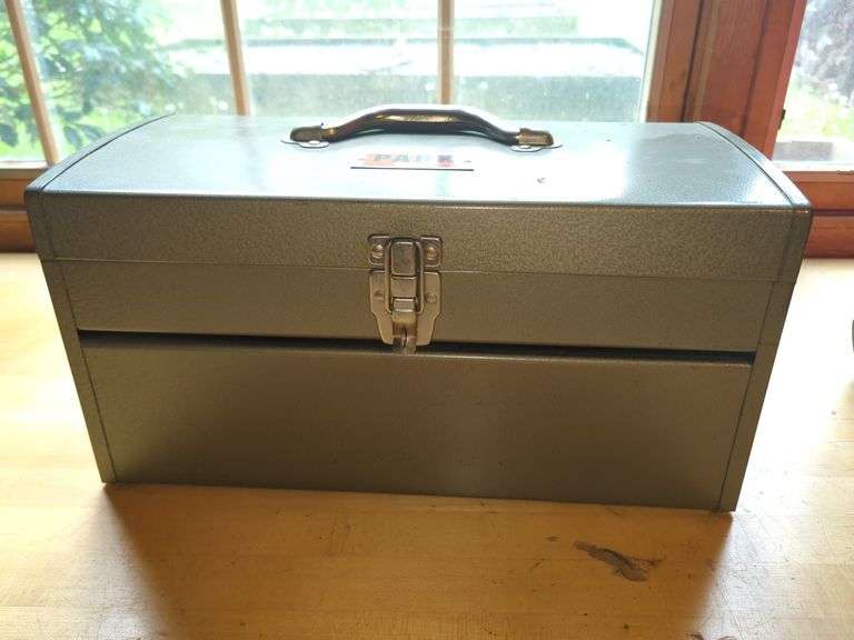 Hard metal toolbox - Auction Ohio