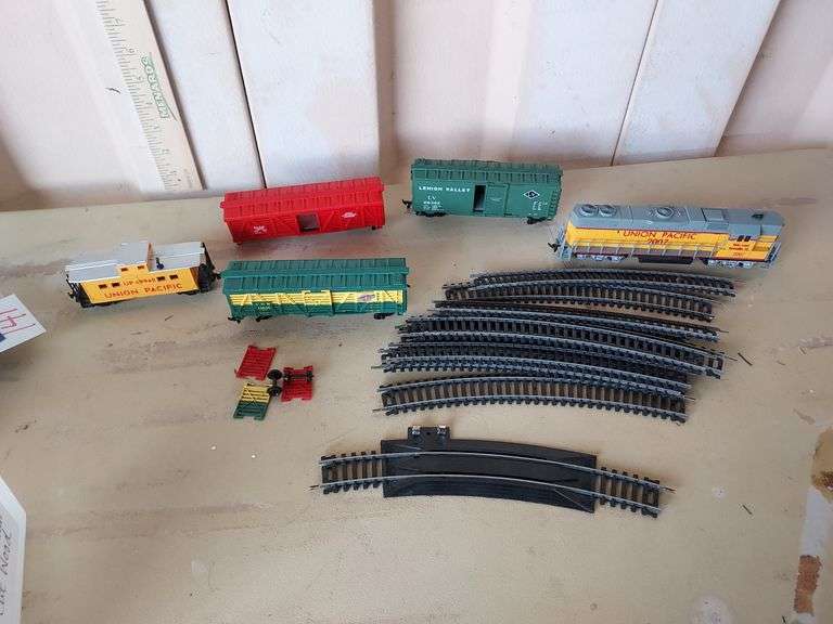 Life Like Train W/ Track Missing 1 Axle - Auction Ohio