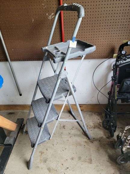 Cosco 3' Step Ladder - Auction Ohio