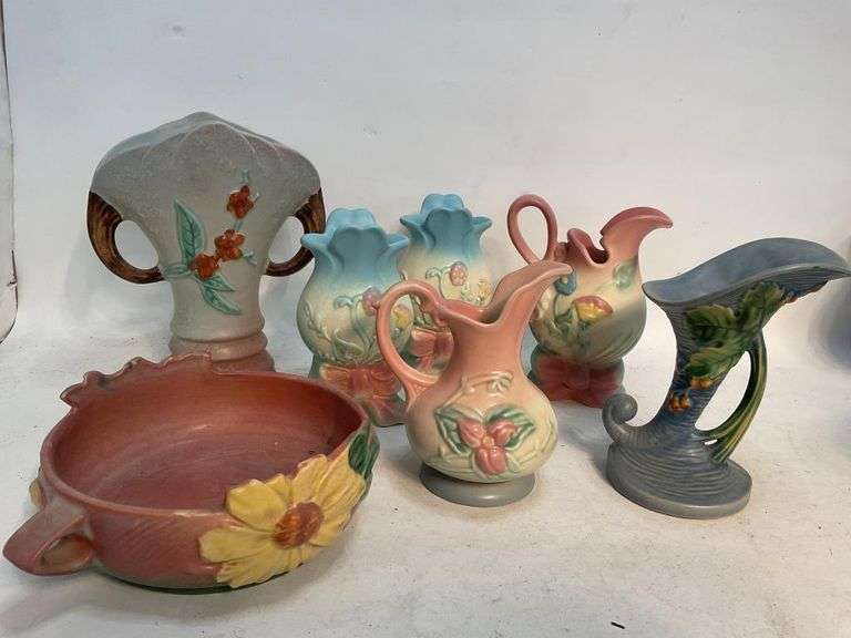 SEVEN PIECE GROUP OF ROSEVILLE AND HULL POTTERY. - Auction Ohio