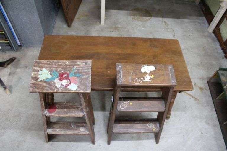 Baumritter Wooden Table with Painted Wooden Stools - Auction Ohio