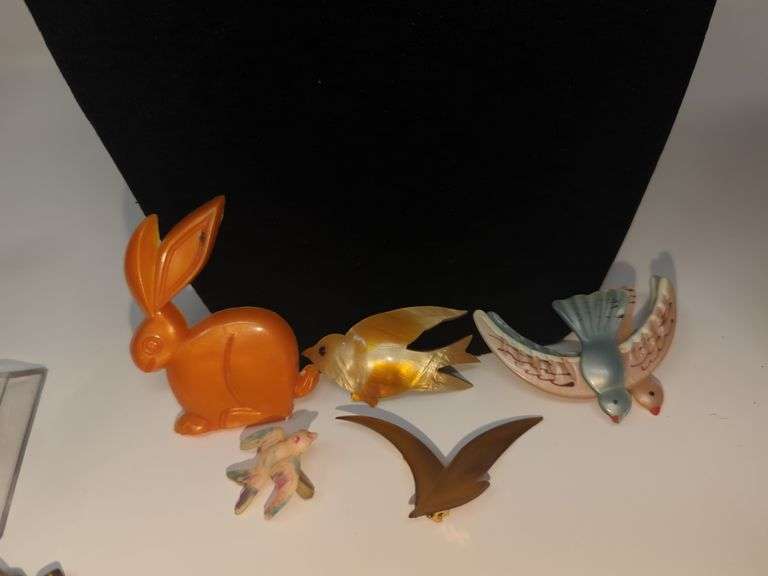 Bakelite, Celluloid and Lucite Brooches - Auction Ohio