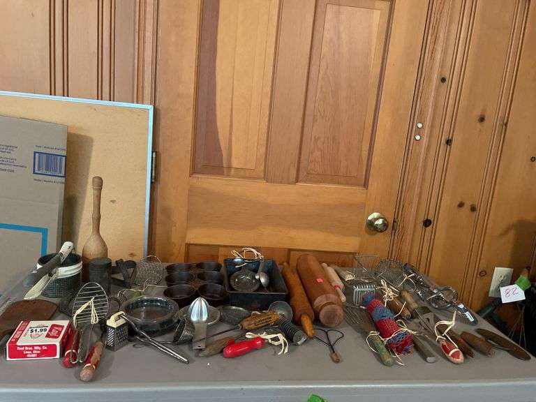 Vintage Kitchenware Assortment - Auction Ohio