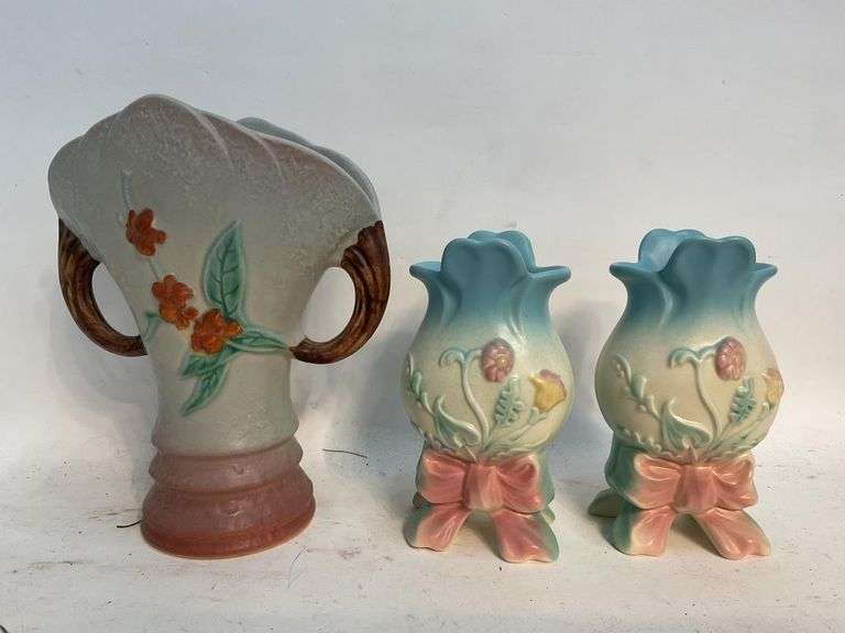 SEVEN PIECE GROUP OF ROSEVILLE AND HULL POTTERY. - Auction Ohio