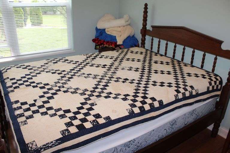 Navy Calico Squares Quilt - Auction Ohio