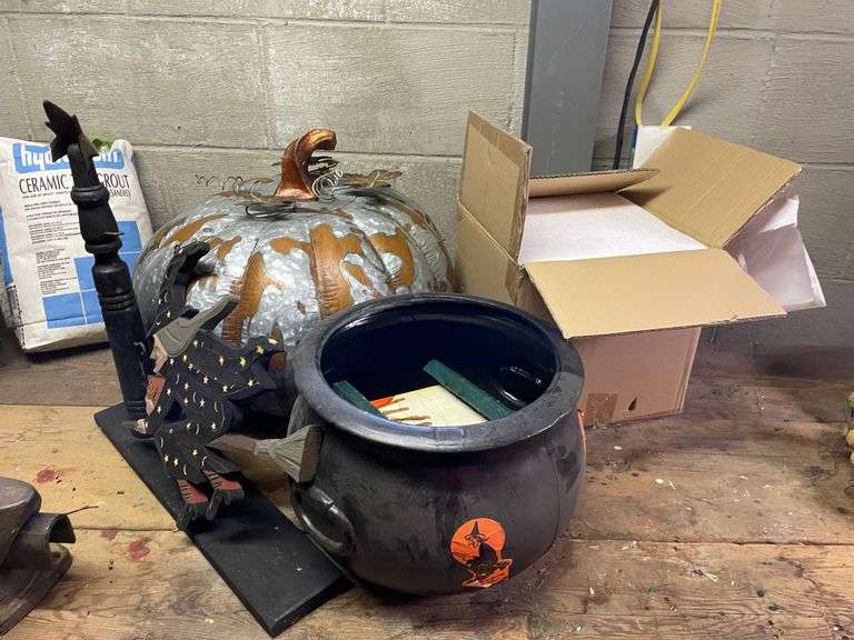 Halloween Décor Assortment - Auction Ohio