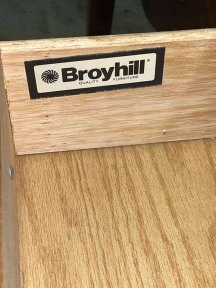 Broyhill Entry Table - Auction Ohio