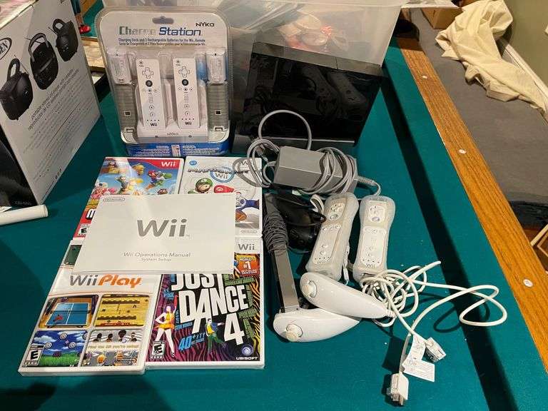 Nintendo Wii Game System with Games - Auction Ohio