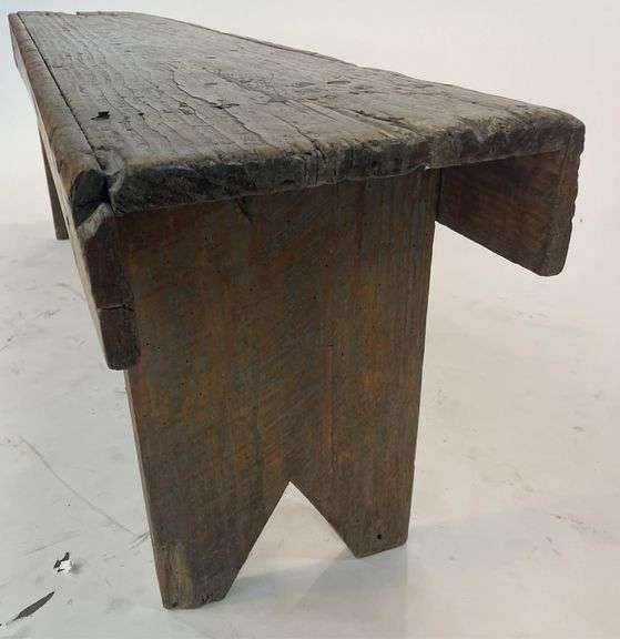 PRIMITIVE FARMHOUSE BENCH. - Auction Ohio
