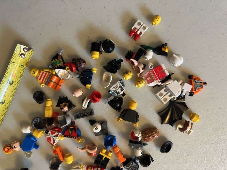 Lego mini figures / people and pieces - Auction Ohio