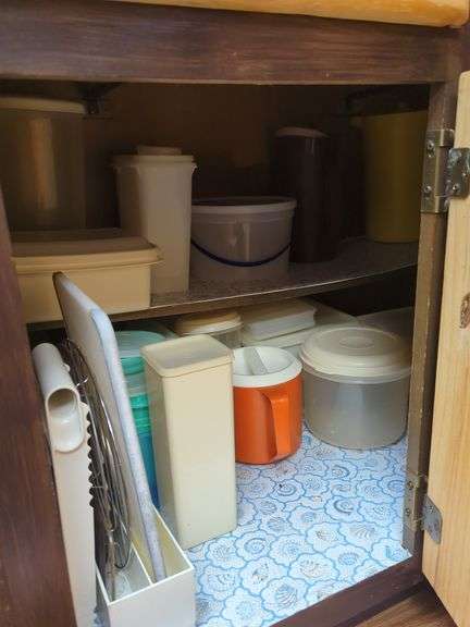 Lidded Tupperware and Other Plastic kitchen Containers - Auction Ohio