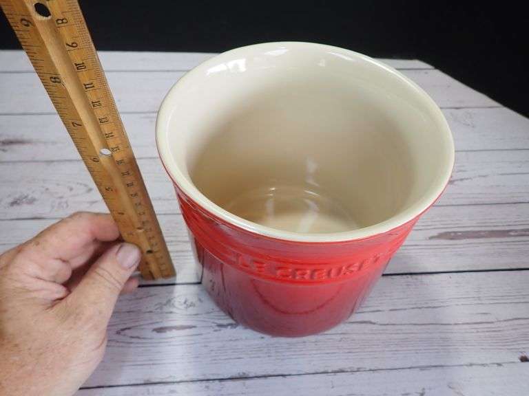 Le Creuset 2.75qt Red Utensil Crock New w/tag - Auction Ohio