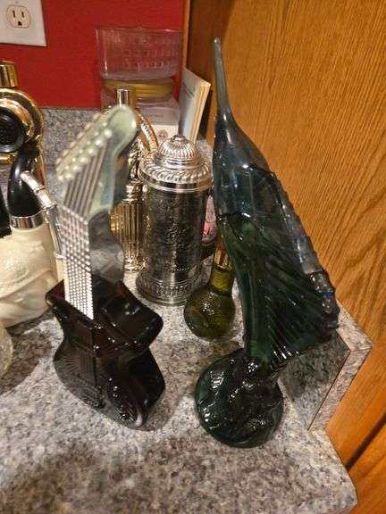 Assorted avon bottles - Auction Ohio