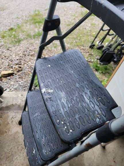 Step Right Werner 3 Ft Step Stool - Auction Ohio
