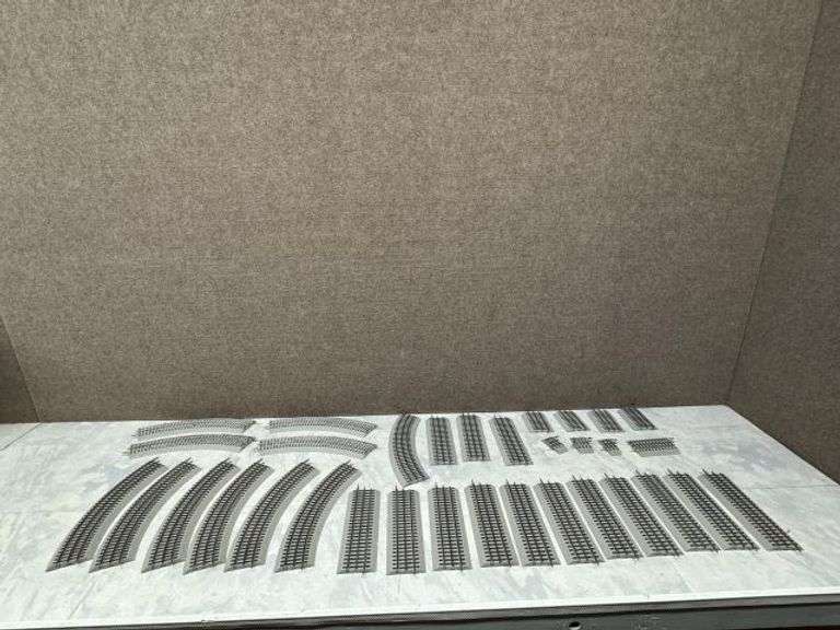 Lionel FasTrack Train Track Assortment with Curved and Straight Pieces ...