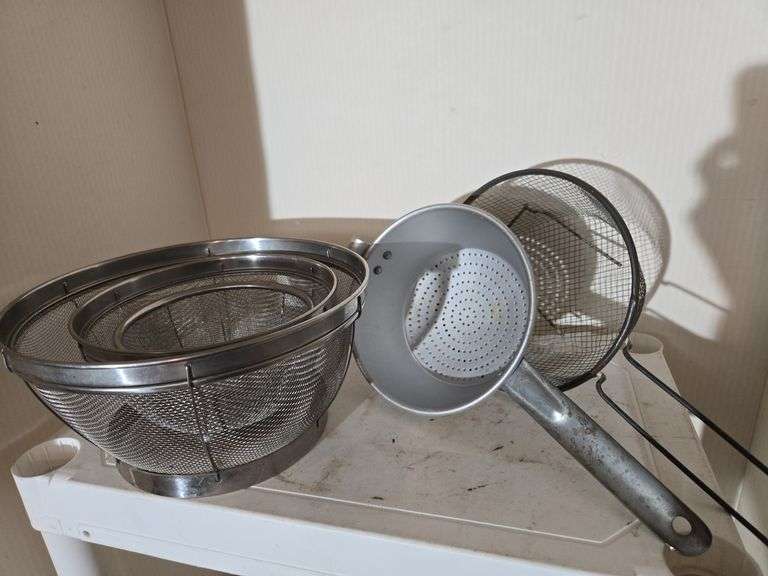 Assorted kitchen strainers - Auction Ohio