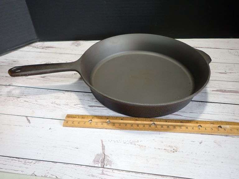 Field Company Cast Iron #8 Skillet - Auction Ohio