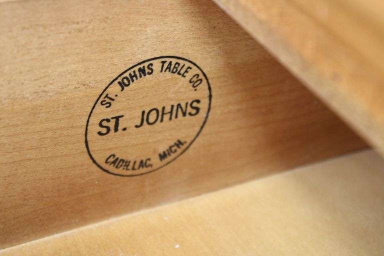 Colonial Maple Buffet & Hutch - Auction Ohio