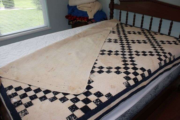 Navy Calico Squares Quilt - Auction Ohio