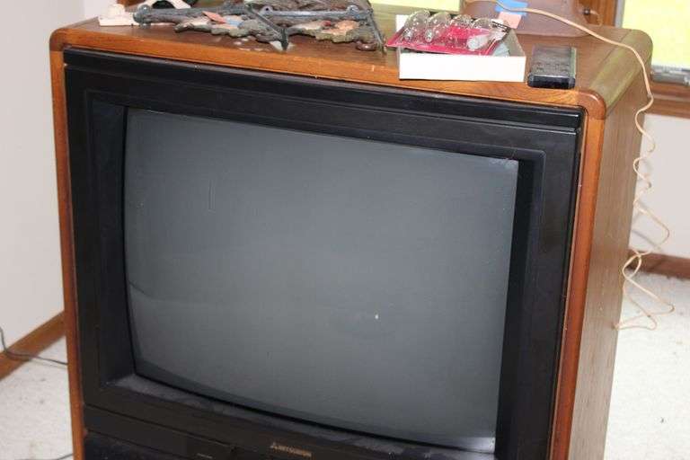 Mitsubishi Console Television - Auction Ohio