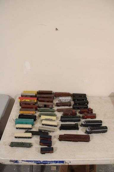 Model Train Cars and Buses, Mixed Brands and Styles - Auction Ohio