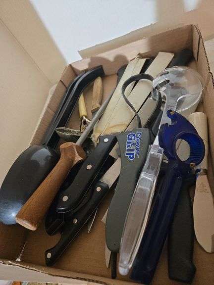 Assorted kitchen utensils - Auction Ohio