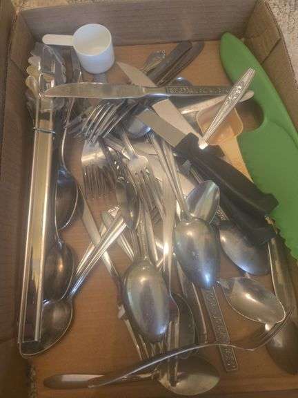 Assorted kitchen utensils - Auction Ohio