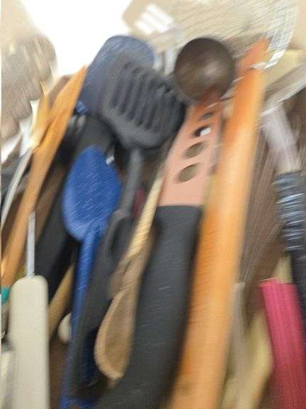 Assorted kitchen utensils - Auction Ohio