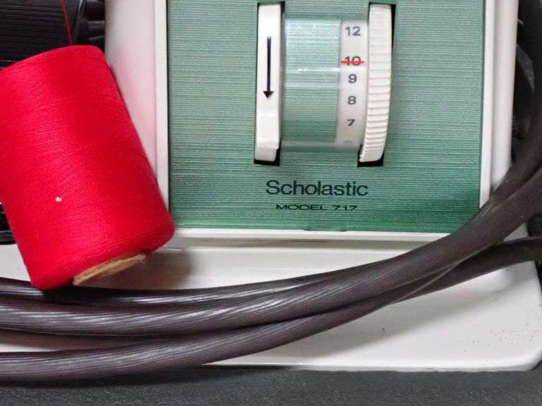 Singer Scholastic Model 717 Sewing Machine in box. Works.. - Auction Ohio