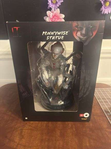 Pennywise 13” Statue TALKS LIGHTS UP WORKS Spirit Halloween - Auction Ohio