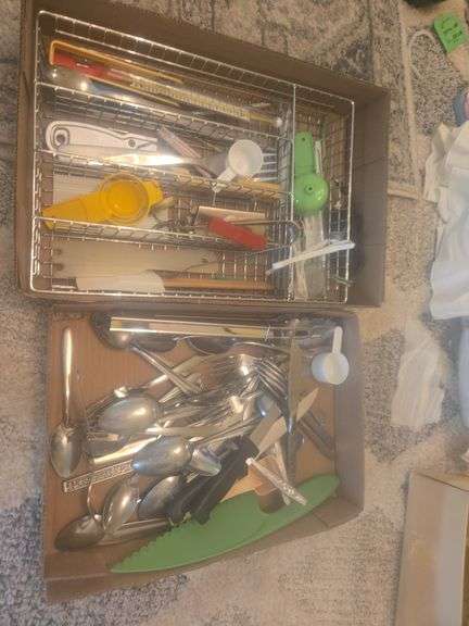 Assorted kitchen utensils - Auction Ohio