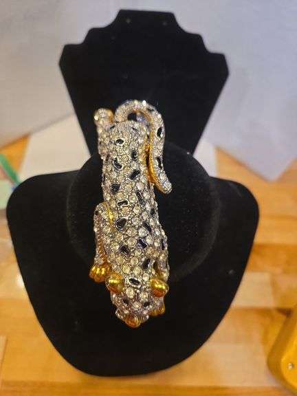 Vintage snow leopard rhinestone shoulder brooch - Auction Ohio