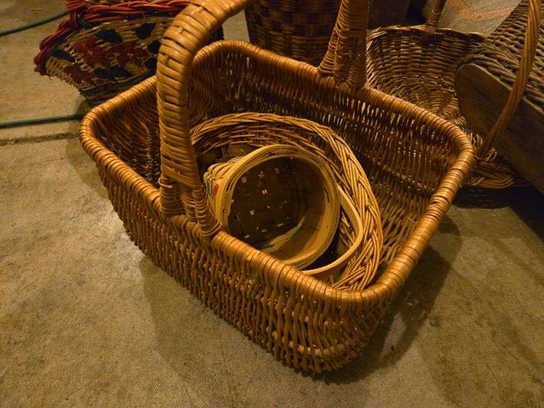 Assorted vintage baskets - Auction Ohio