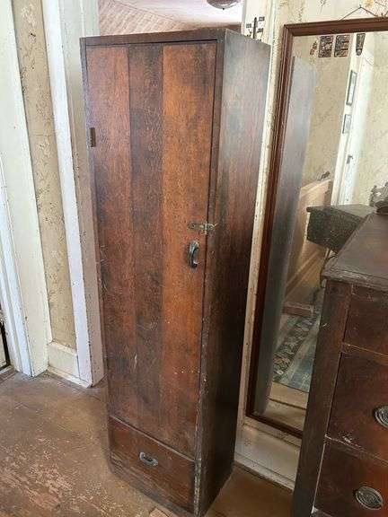 Primitive Gun Cabinet - Auction Ohio