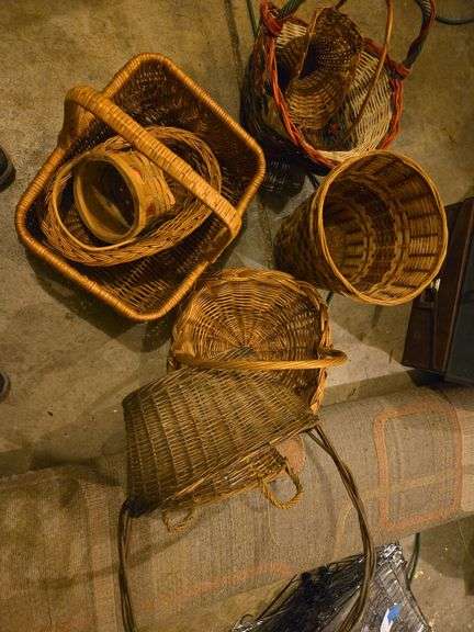 Assorted vintage baskets - Auction Ohio