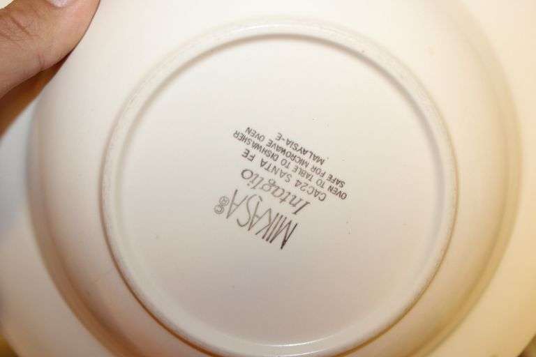 Mikasa Intaglio Santa Fe Dishware - Auction Ohio