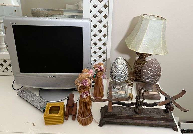 Scale and Misc. Décor - Auction Ohio
