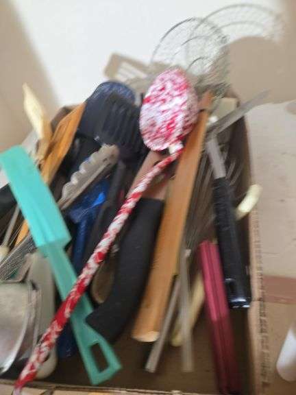Assorted kitchen utensils - Auction Ohio
