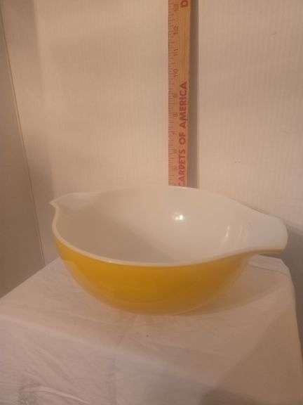 Vintage yellow pyrex mixing bold number 443 - Auction Ohio