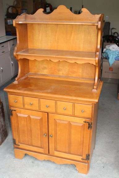 Colonial Maple Buffet & Hutch - Auction Ohio