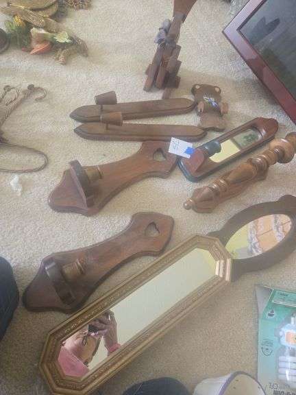 Assorted wooden decor - Auction Ohio