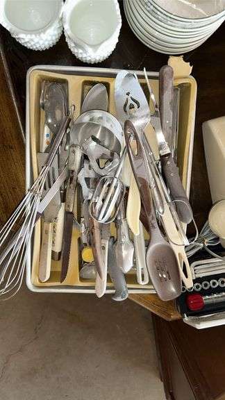 Kitchenware Assortment - Auction Ohio