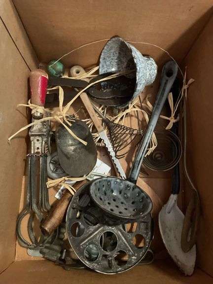 Vintage Kitchenware Assortment - Auction Ohio