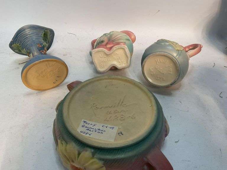 SEVEN PIECE GROUP OF ROSEVILLE AND HULL POTTERY. - Auction Ohio