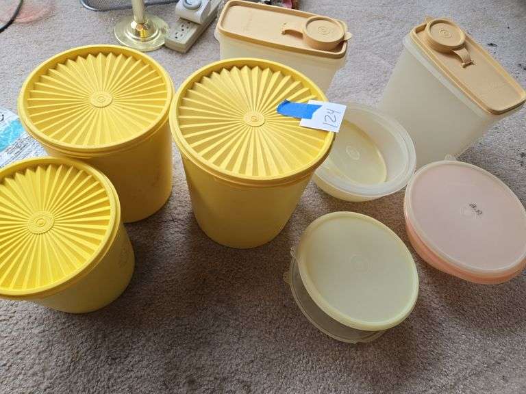 Assorted vintage tupperware - Auction Ohio