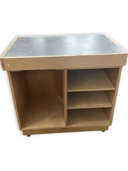 WORK COUNTER OR WORK BENCH. - Auction Ohio