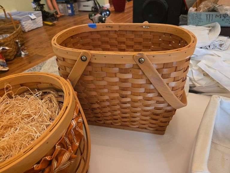 Assorted home organizing baskets - Auction Ohio