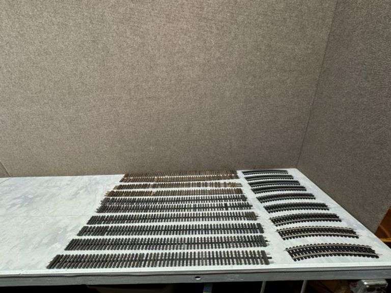 Straight and Curved Model Train Track Pieces - Auction Ohio