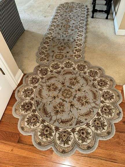 Matching rugs-runner and round rug - Auction Ohio