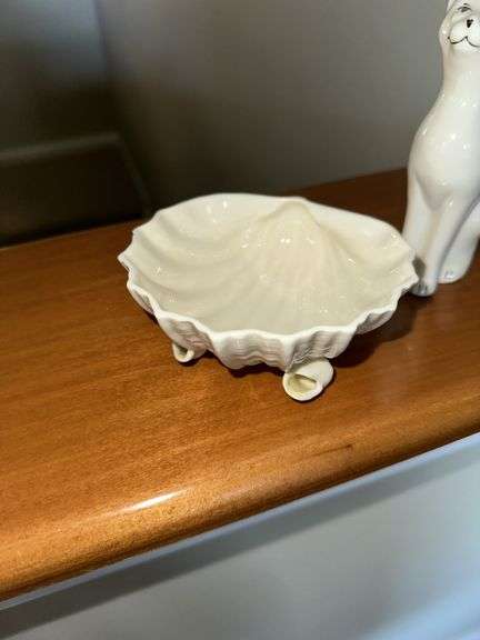 Belleek cat and Shell - Auction Ohio